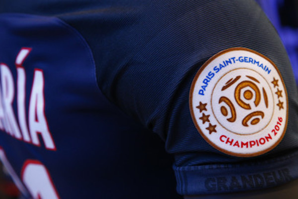 PSG - Voilà le nouveau patch exclusif "champion 2016" sur le maillot ...