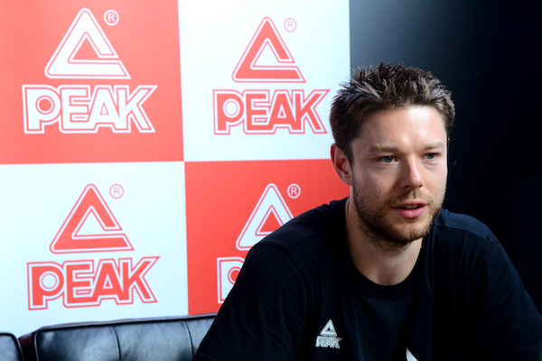 Le champion NBA, Matthew Dellavedova à Paris pour présenter la Delly ...