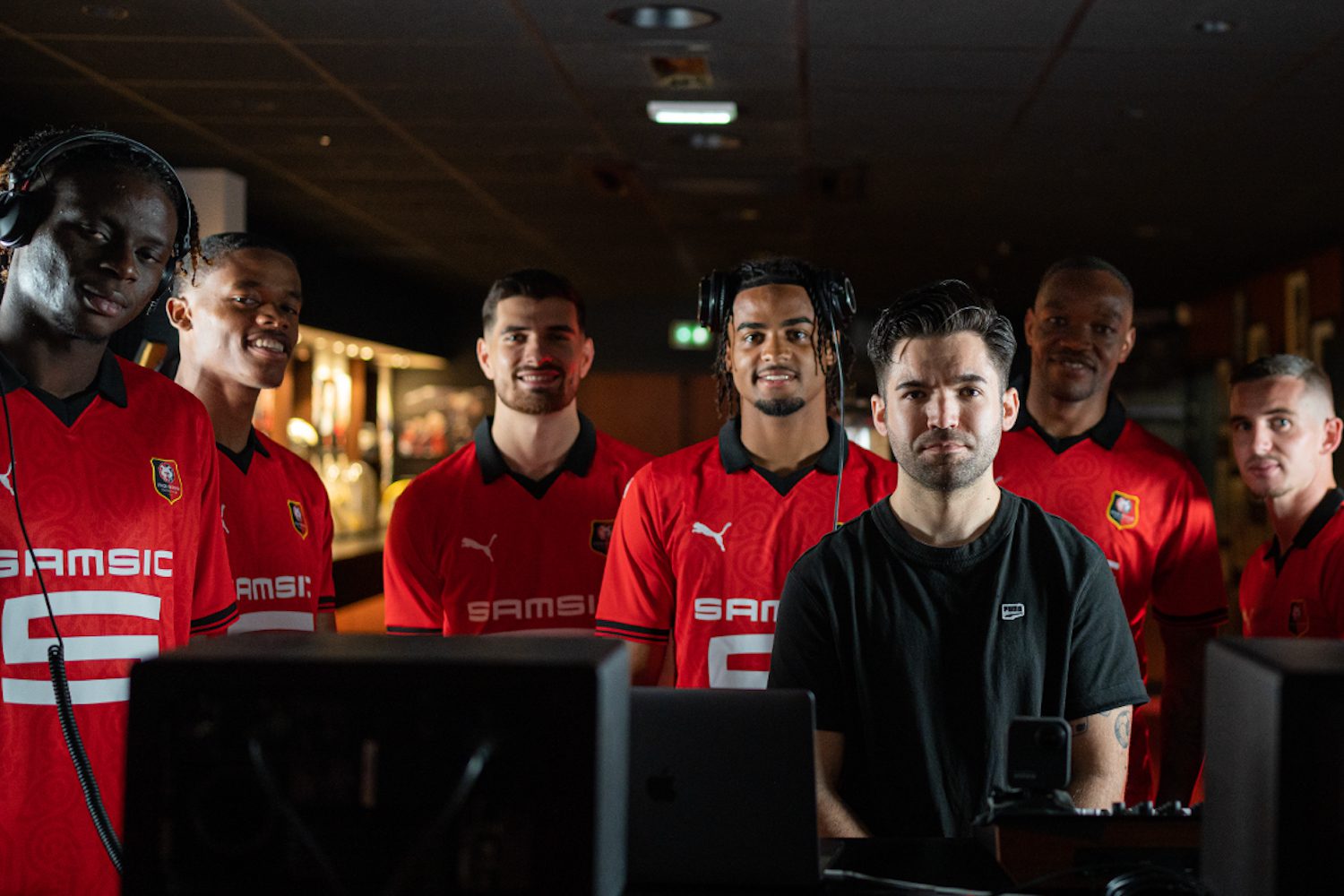 Stade Rennais dévoile son nouveau maillot 2023-24, hommage aux légendes ...