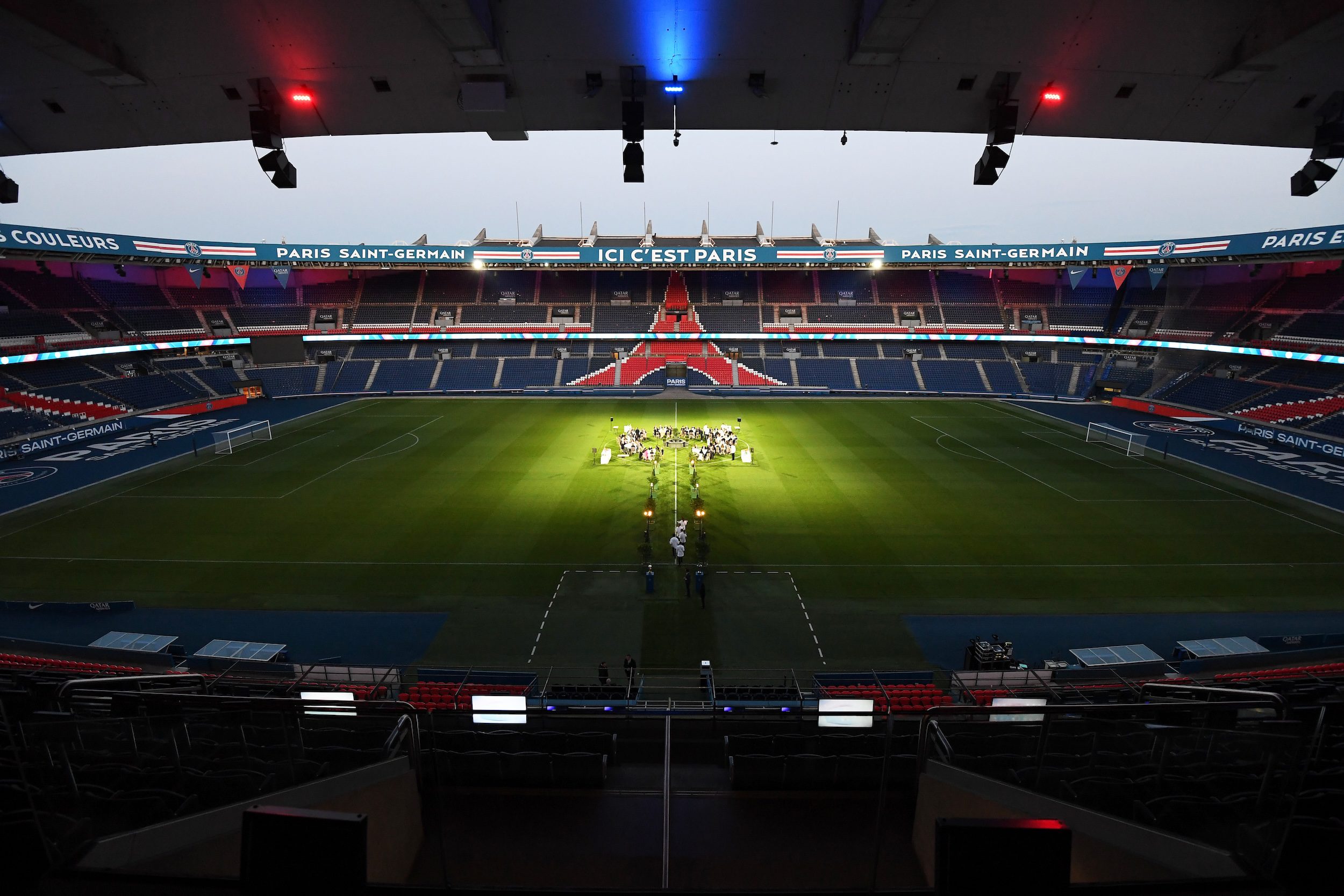 Le PSG invite ses partenaires à un dîner surprise sur sa pelouse du ...