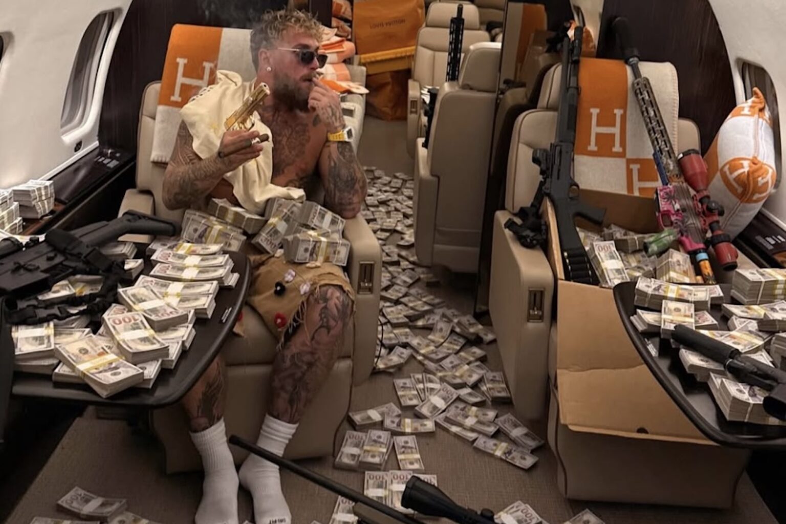 Jake Paul. Liasses de billets, armes à feu et jet privé, la photo ...