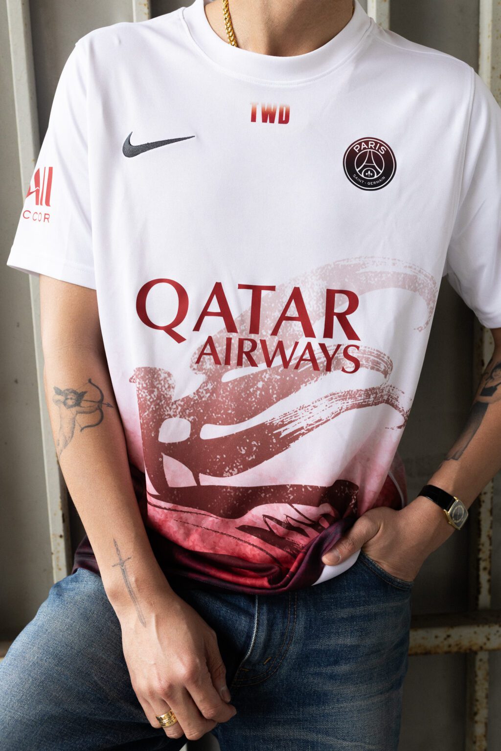 Le PSG revisite son maillot domicile pour l’année du Cheval de feu ...