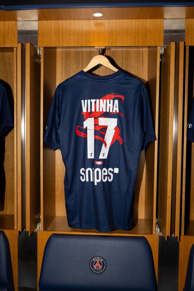 Le PSG revisite son maillot domicile pour l’année du Cheval de feu ...