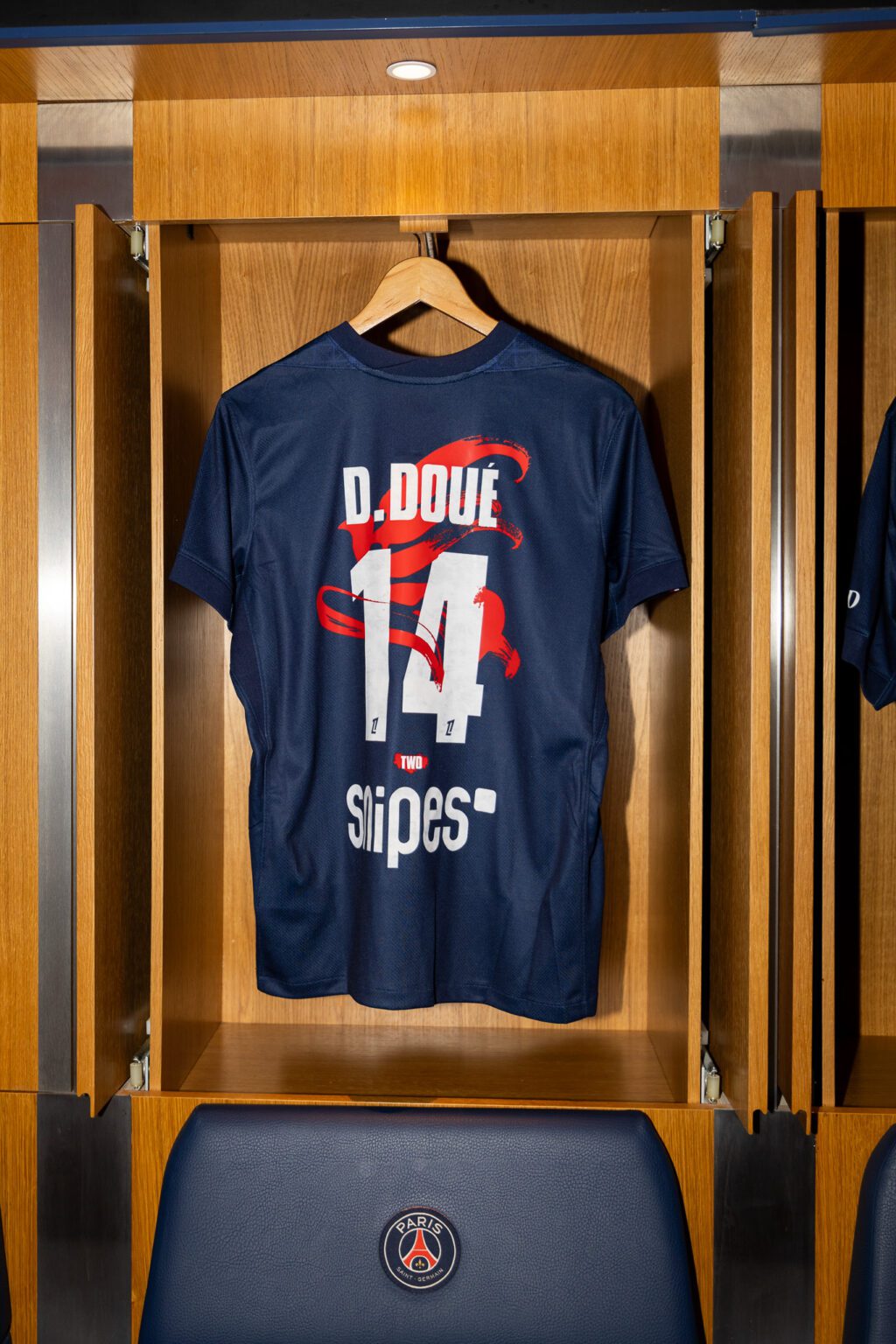 Le PSG revisite son maillot domicile pour l’année du Cheval de feu ...